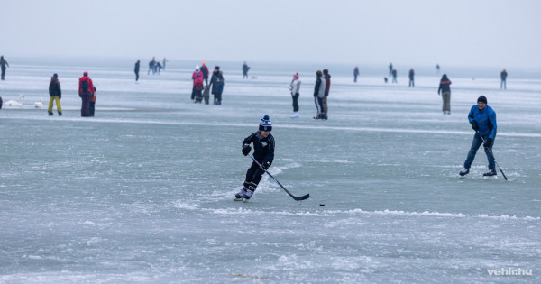 vehir.hu - Ellepték a korcsolyázók a befagyott Balatont, amíg még lehetett