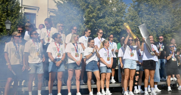 vehir.hu - Köszöntötték a magyar bajnok és BL-ezüstérmes Győri Audi ETO ...